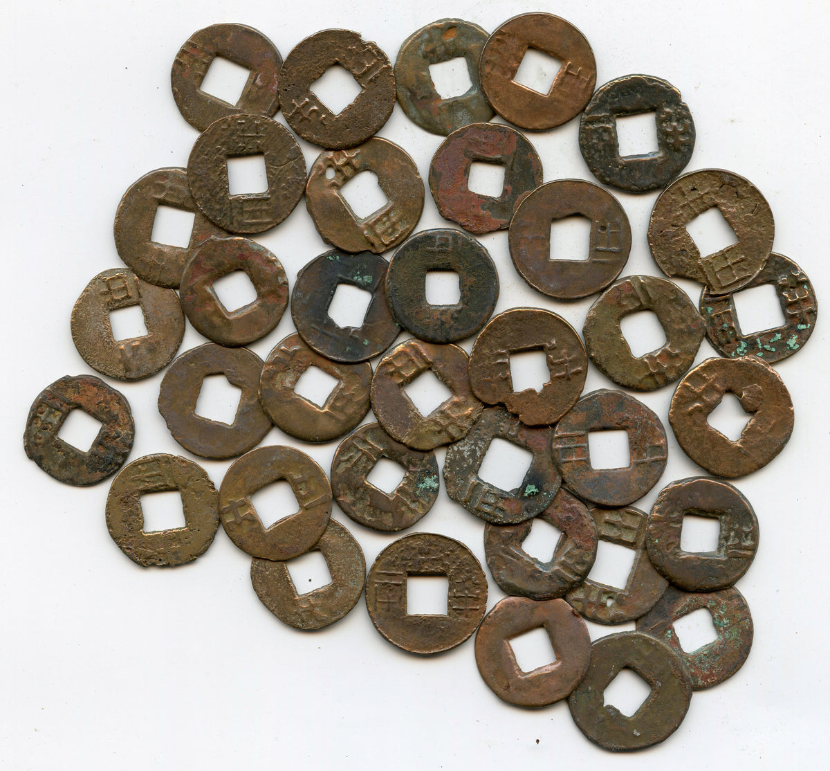 Lot of 36 various bronze ban-liang cash, Western Han, 200-100 BC, Chin ...